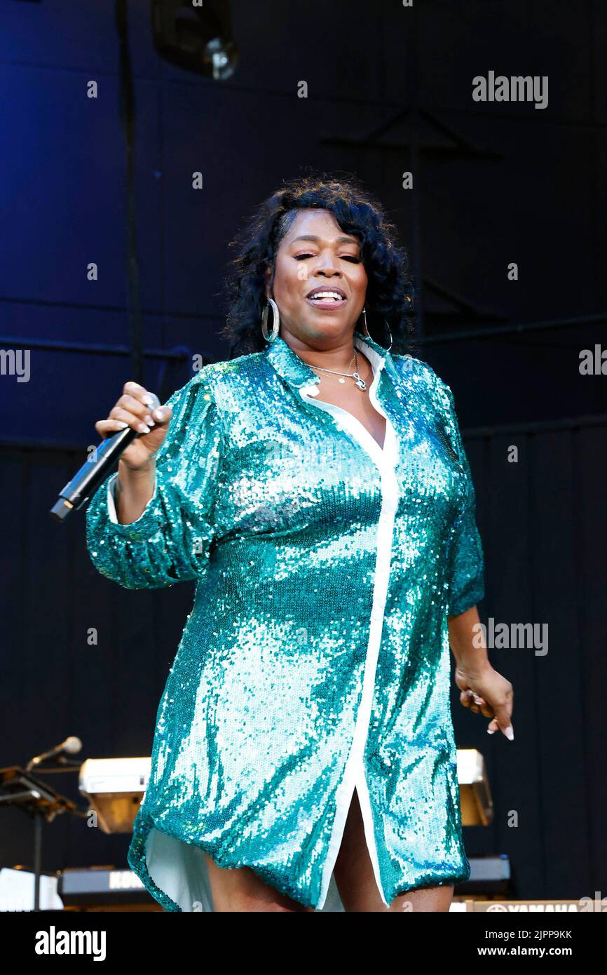 Brownstone Performs At The Dell East Music Center In Philadelphia ...