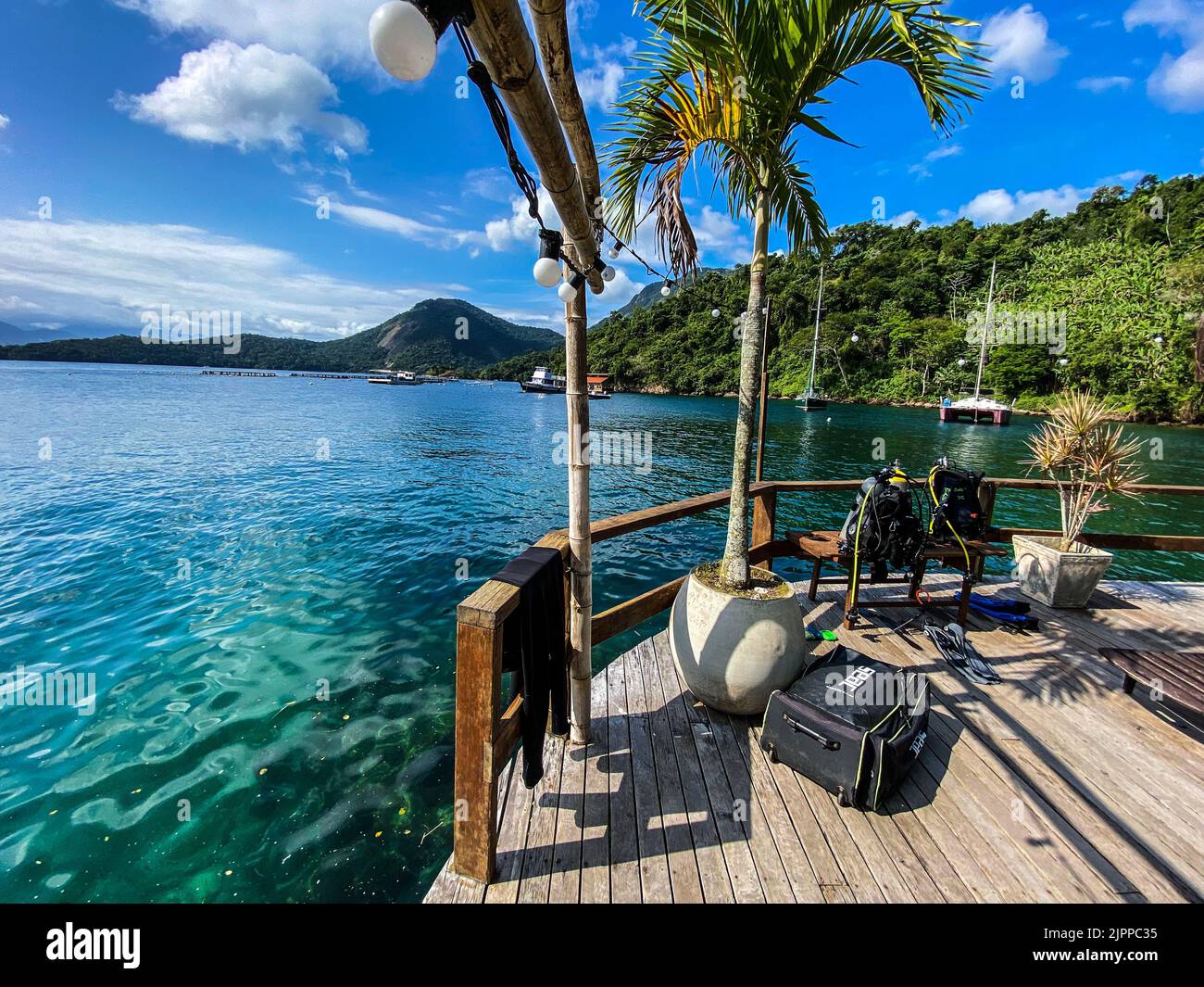 Floating platform at sea hi-res stock photography and images - Alamy