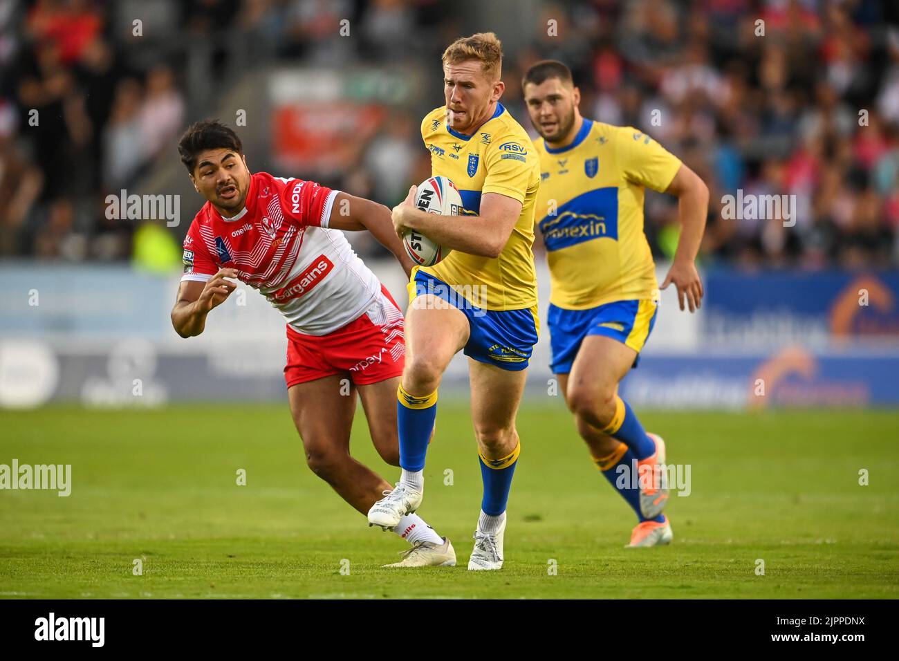 Rowan Milnes #21 of Hull KR makes a break Stock Photo - Alamy