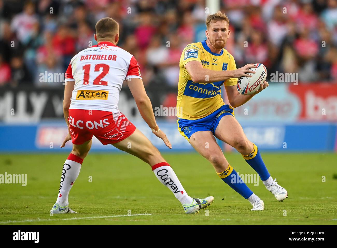Rowan Milnes #21 of Hull KR makes a break Stock Photo - Alamy