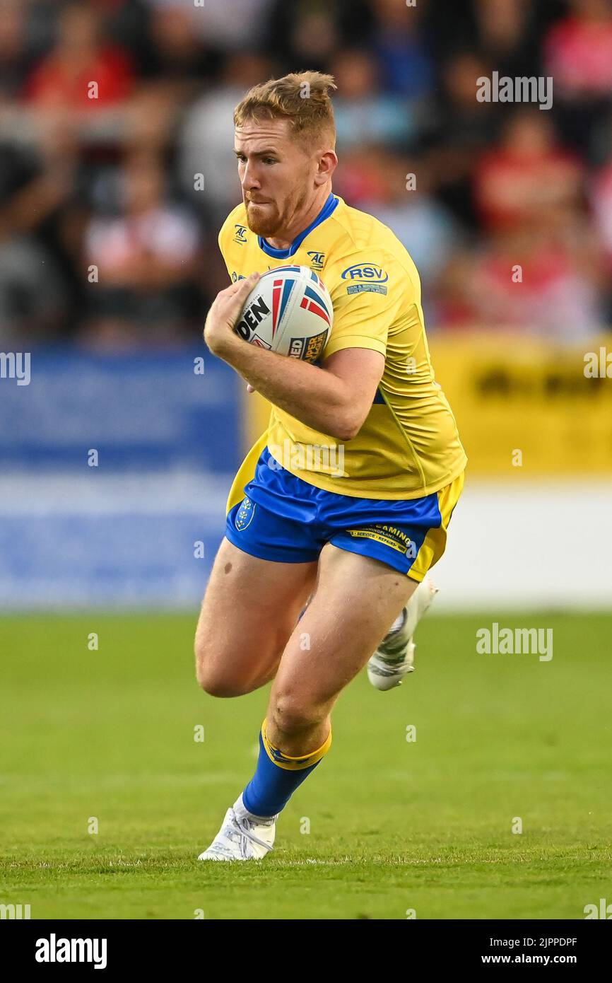 Rowan Milnes #21 of Hull KR makes a break Stock Photo - Alamy
