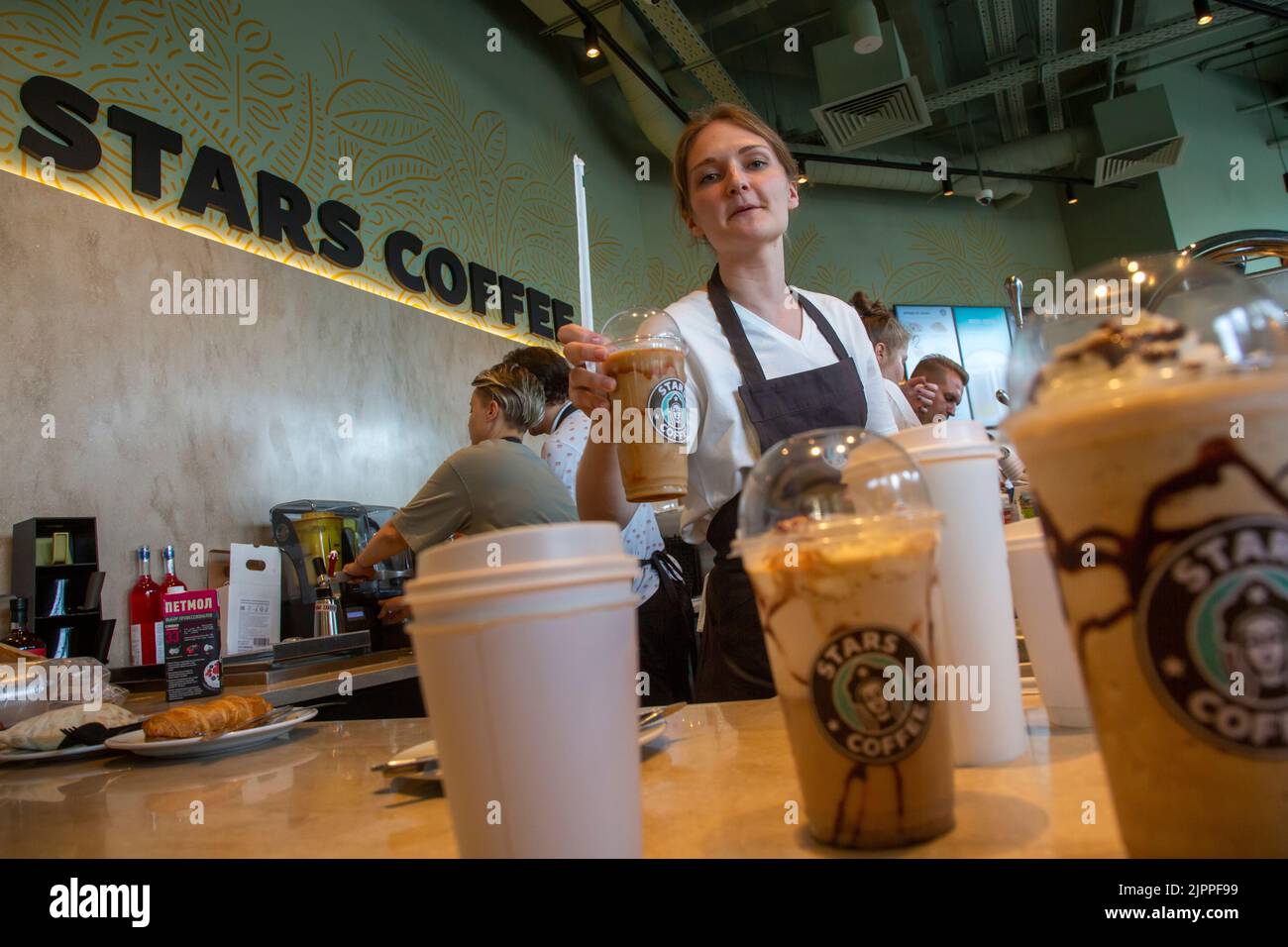 Starbucks worker beverage hi-res stock photography and images - Alamy