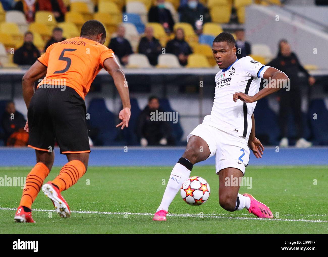 Denzel dumfries inter hi-res stock photography and images - Alamy