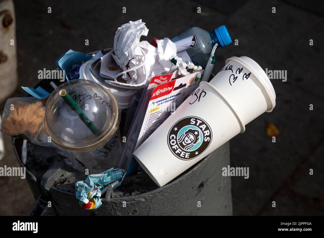 Starbucks trash outside hi-res stock photography and images - Alamy