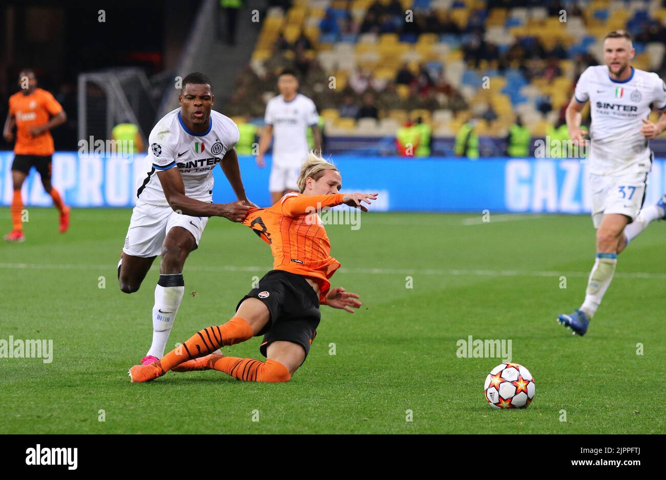 Denzel dumfries inter hi-res stock photography and images - Alamy