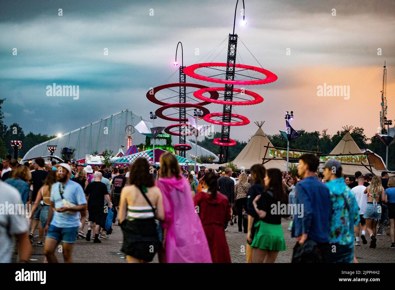 2022-08-19 20:50:44 BIDDING HOUSES - A Campingflight to Lowlands ...