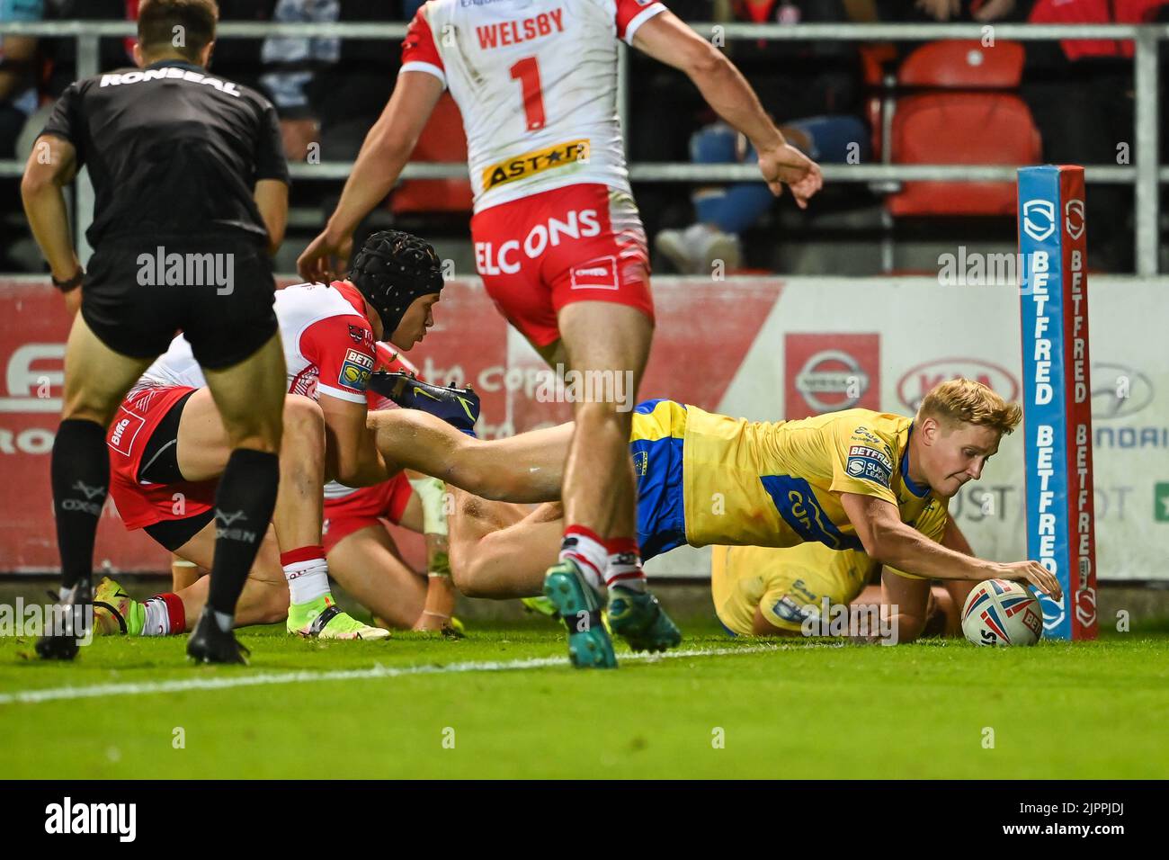 Will Tate #28 of Hull KR goes over for a try Stock Photo - Alamy