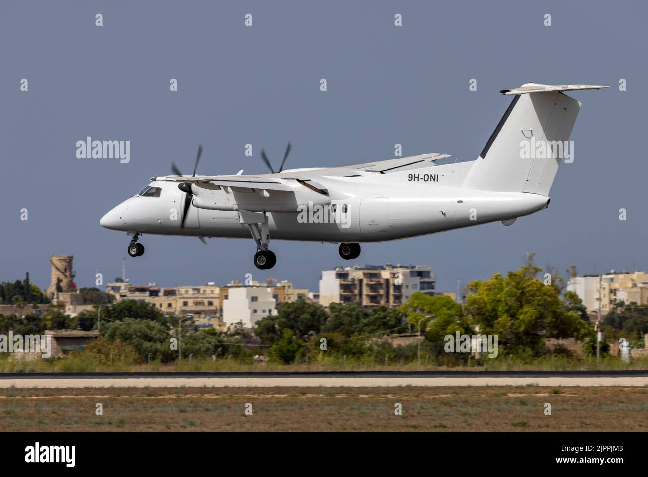 De havilland canada dhc 8 300 hi-res stock photography and images - Alamy