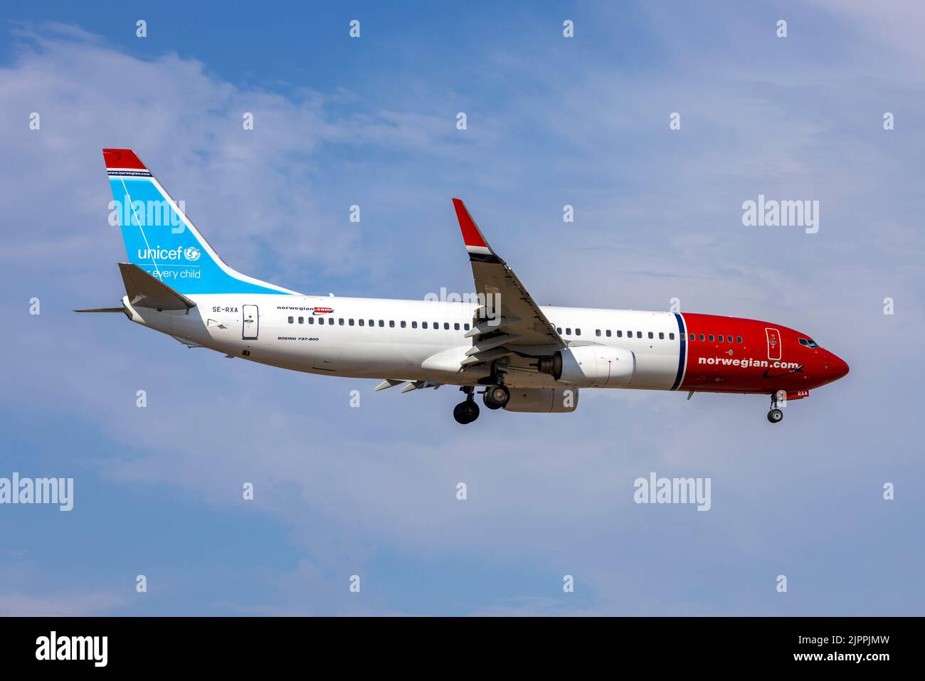 Norwegian Air Sweden Boeing 737-84P (REG: SE-RXA) landing with some bad ...