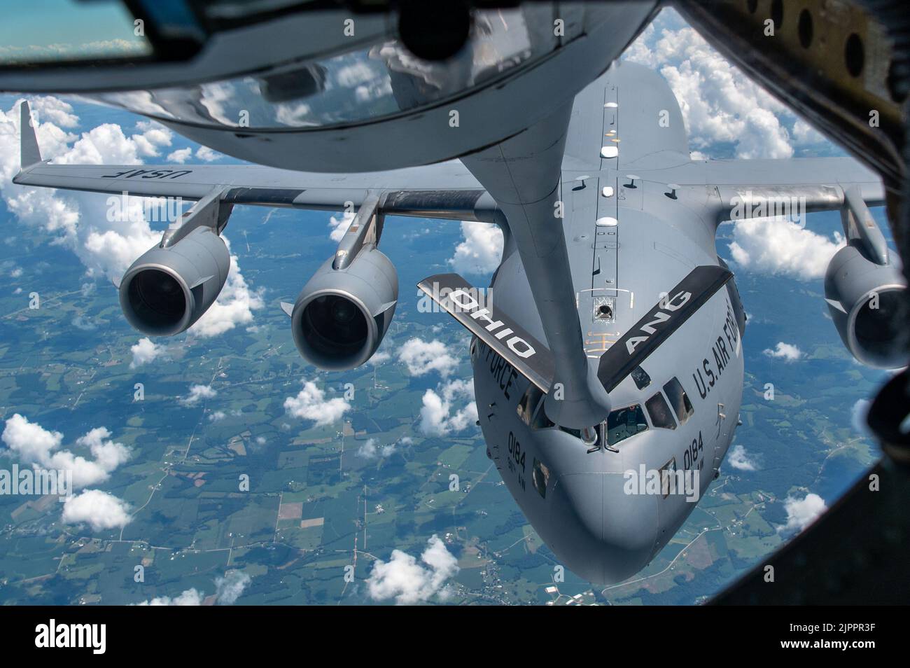 A KC-135 Stratotanker from the 121st Air Refueling Wing refuels a C-17 ...