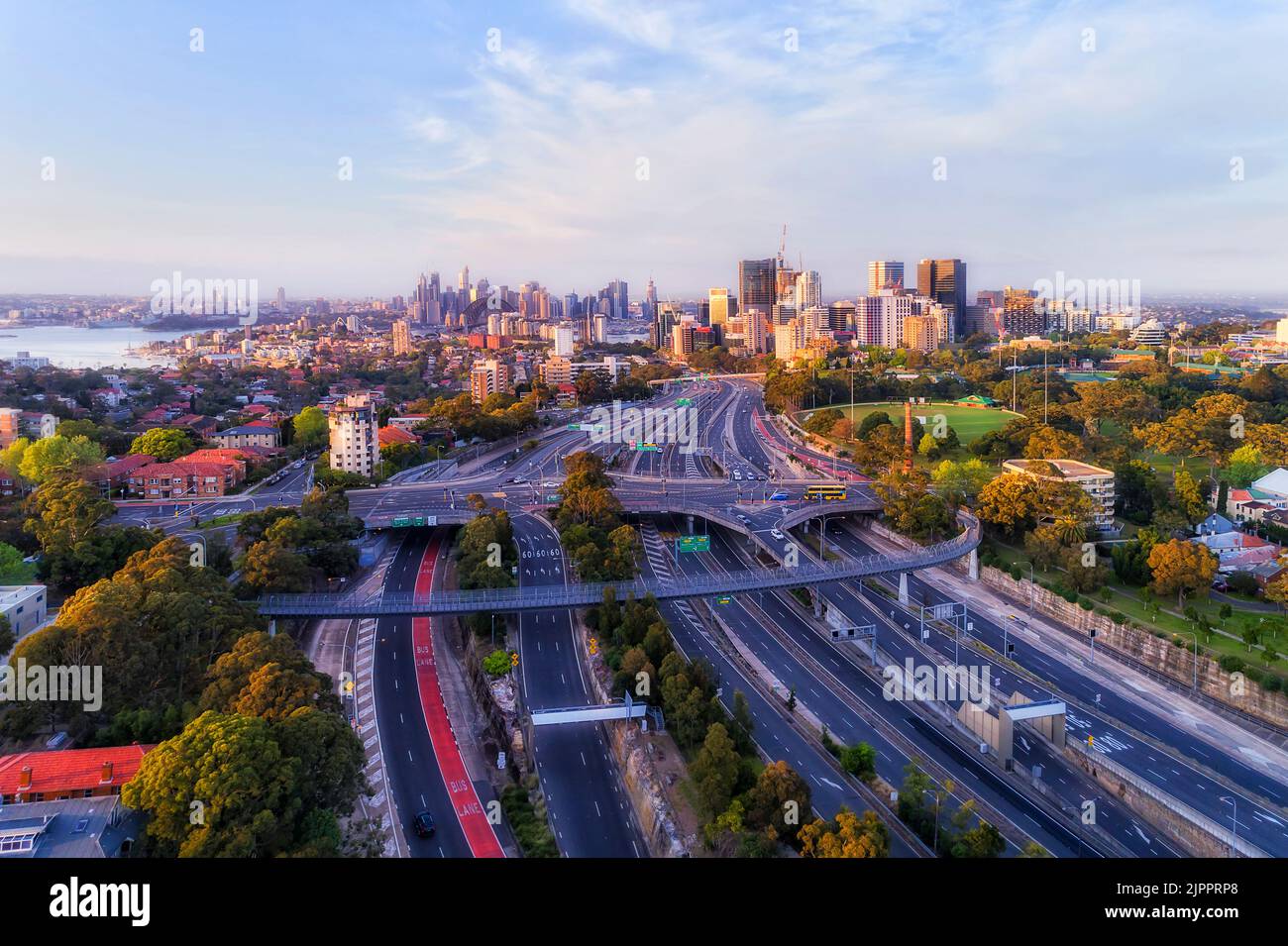Multi-lane motorway in Sydney Lower North Shore to Sydney Harbour ...