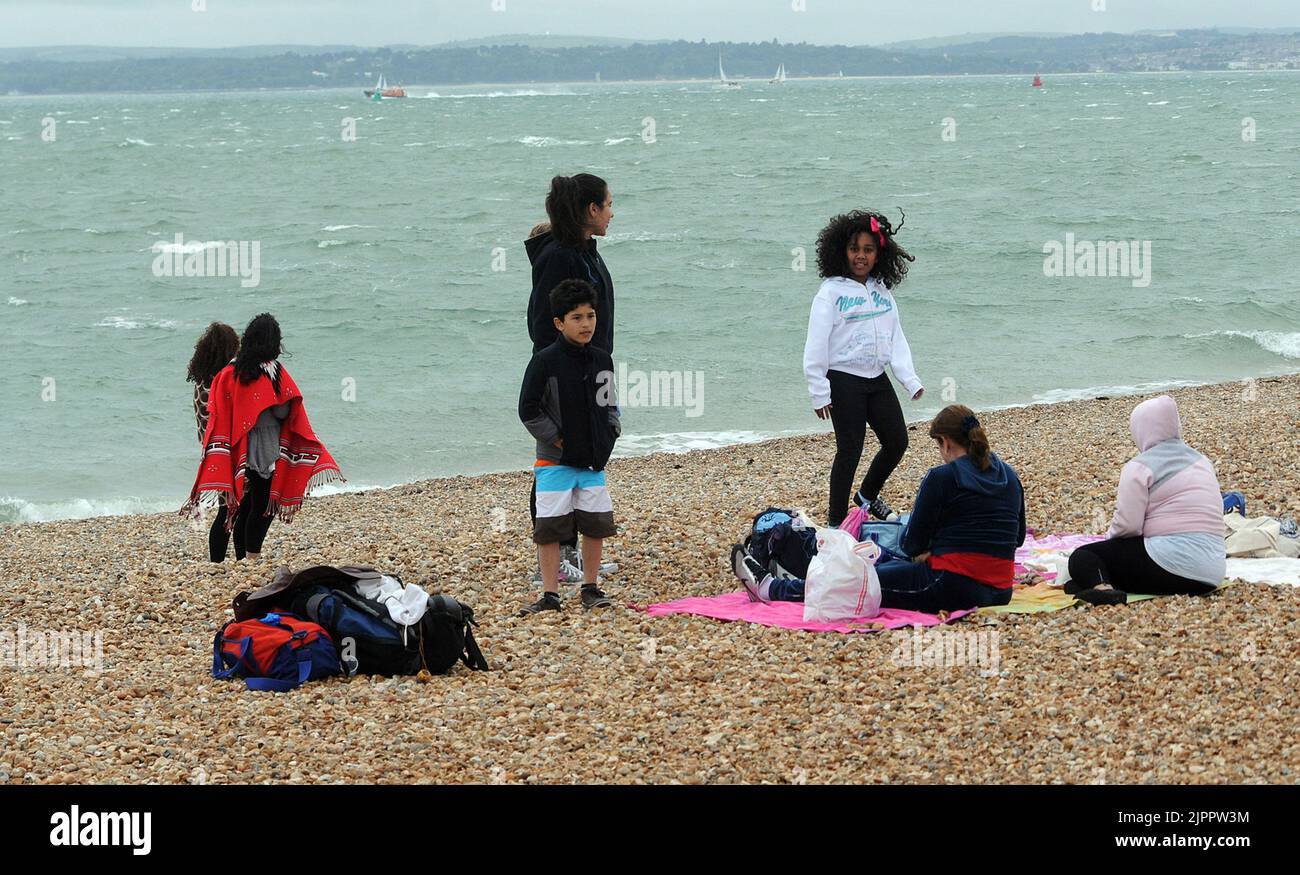 DAY TRIPPERS TO SOUTHSEA , HAMPSHIRE ENJOY THE BANK HOLIDAY WEATHER ON ...