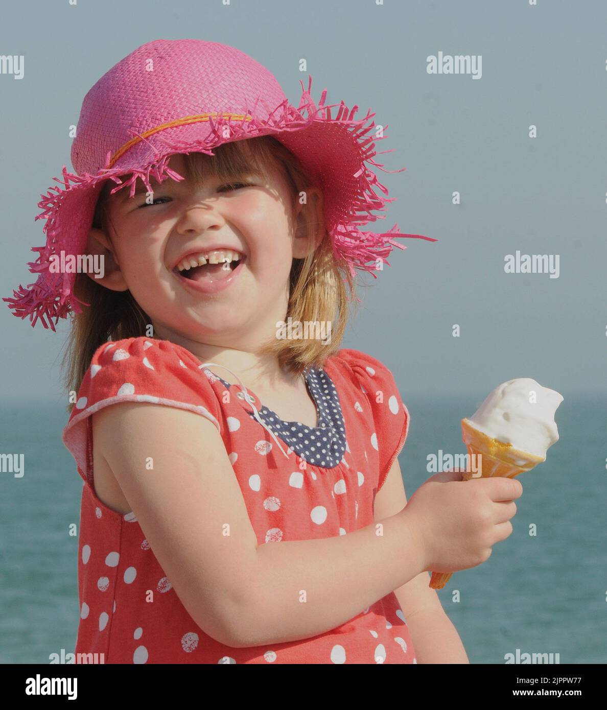 5 YEAR OLD HANNAH MAY FROM FAREHAM ENJOYS AN ICE CREAM OBN THE BEACH AT ...
