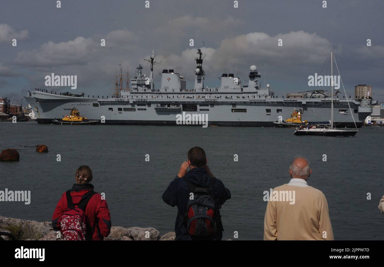 THE ROYAL NAVY'S LAST REMAINING AIRCRAFT CARRIER HMS ILLUSTRIOUS ...