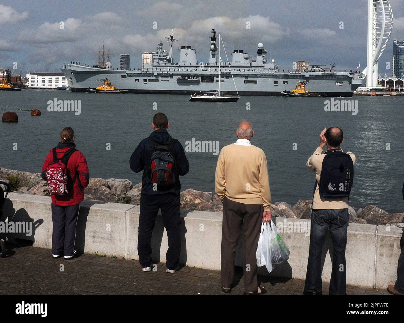 THE ROYAL NAVY'S LAST REMAINING AIRCRAFT CARRIER HMS ILLUSTRIOUS ...