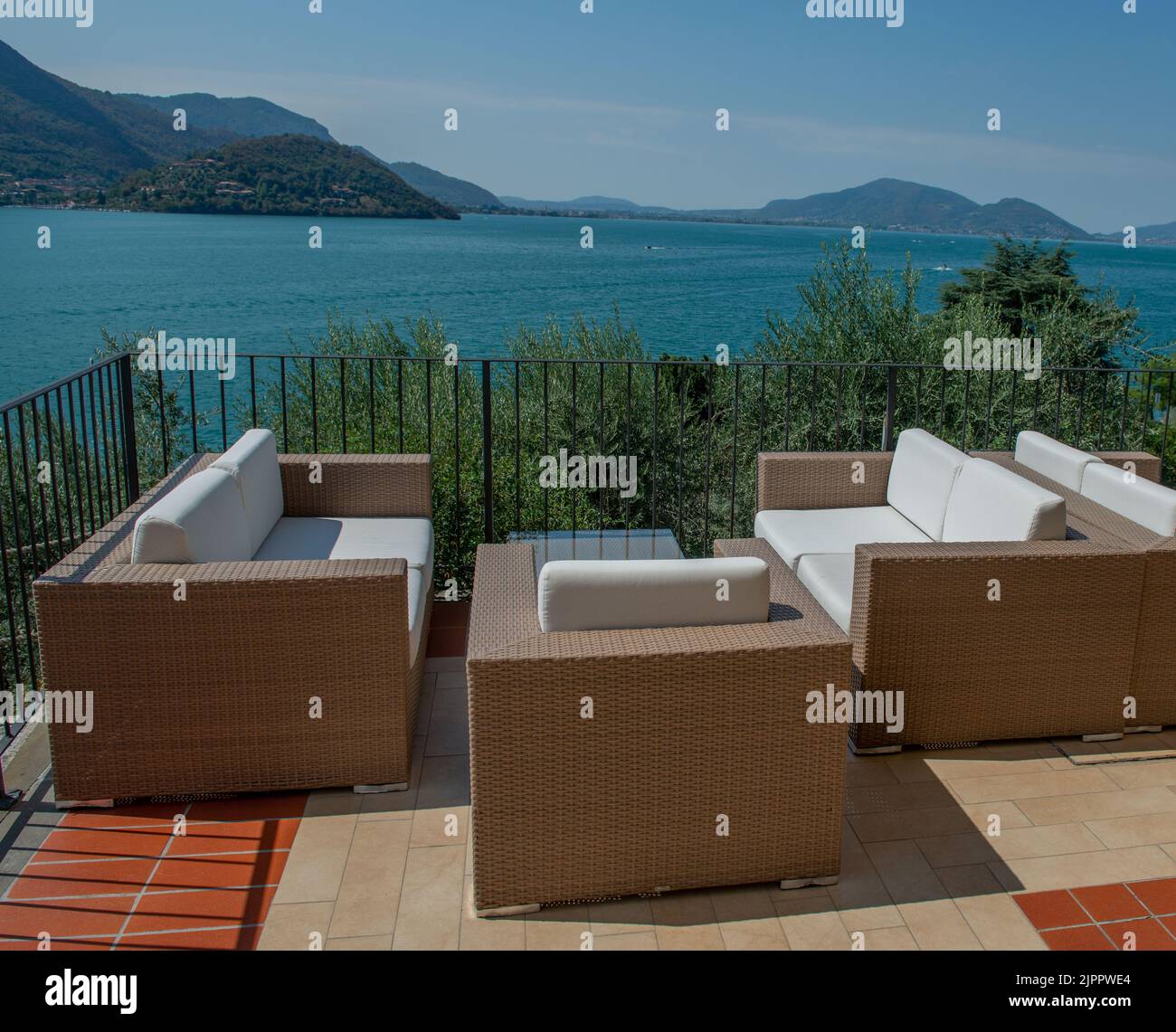 House balcony overlooking lake hi-res stock photography and images - Alamy