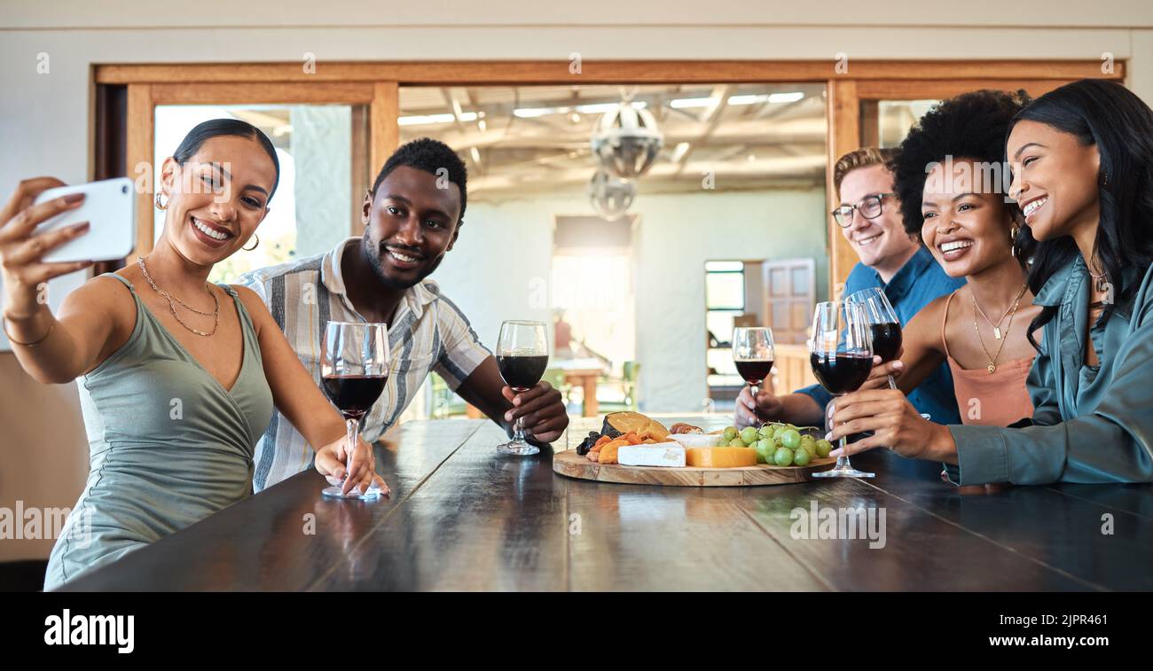 Diverse friends hi-res stock photography and images - Alamy