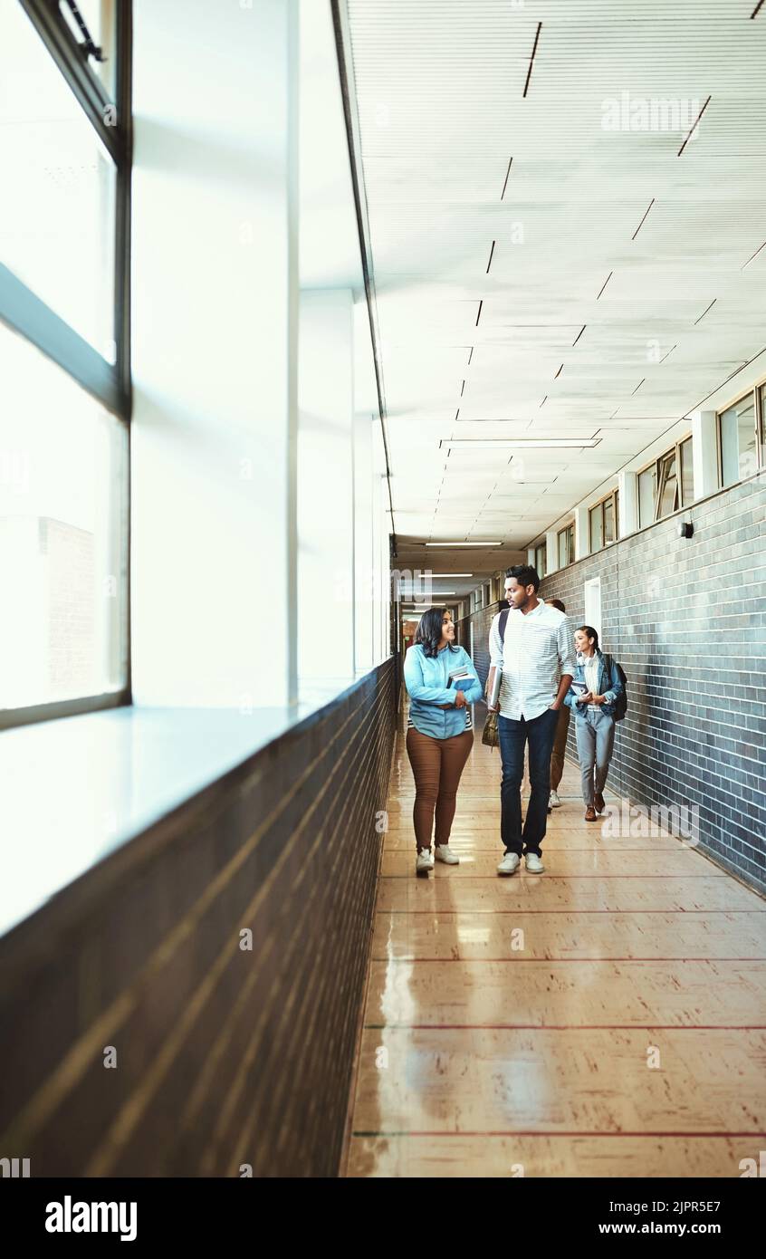 Student arriving at university hi-res stock photography and images - Alamy