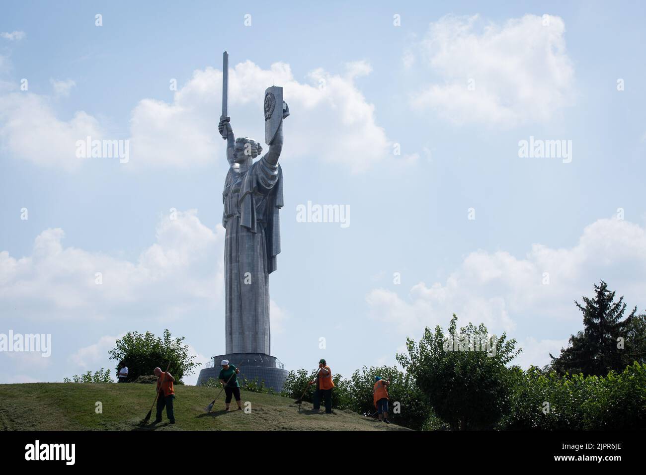 Kyiv, Ukraine. 17th Aug, 2022. Municipal workers remove debris from a ...