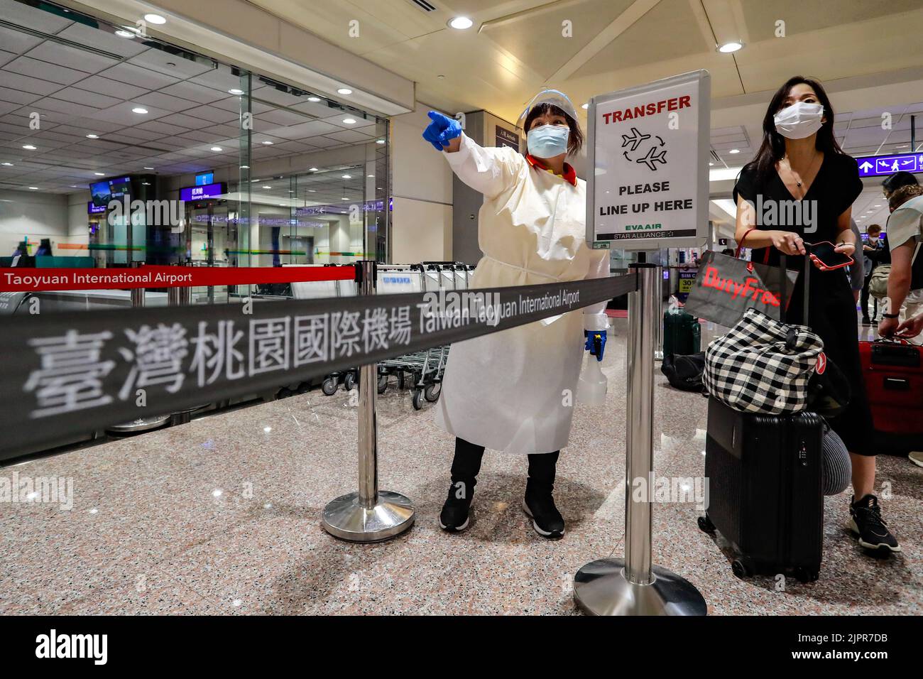 Taoyuan, Taoyuan, Taiwan. 19th Aug, 2022. A airport staff in PPE ...