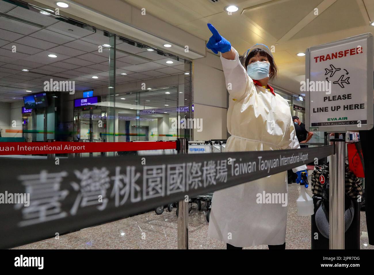 Taoyuan, Taoyuan, Taiwan. 19th Aug, 2022. An airport staff in PPE ...