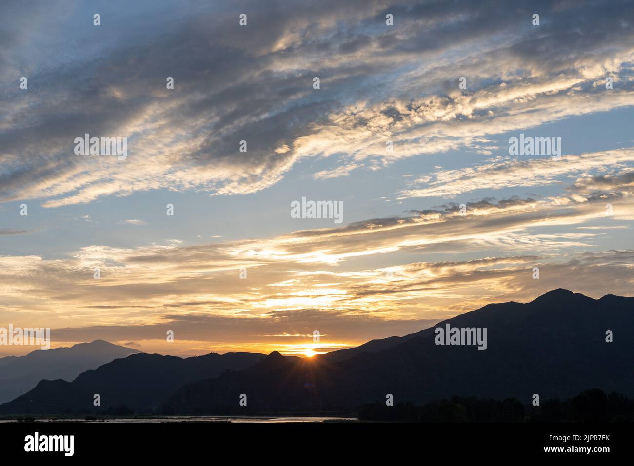Sun over skyline hi-res stock photography and images - Alamy