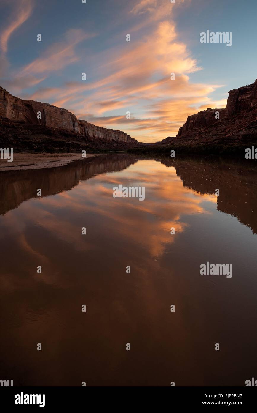 Sunrise reflected in the Green River, Labyrinth Canyon, Utah Stock ...