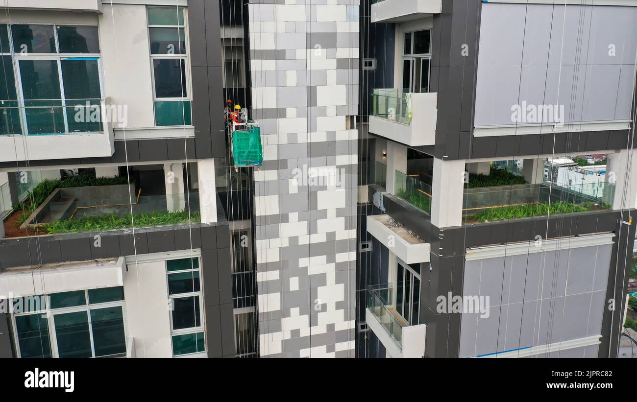 Construction of an apartment block in difficult winter conditions ...