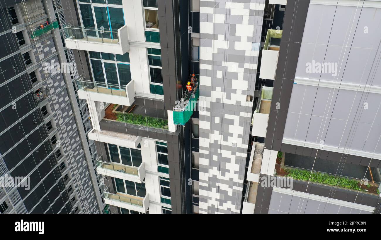 Construction of an apartment block in difficult winter conditions ...