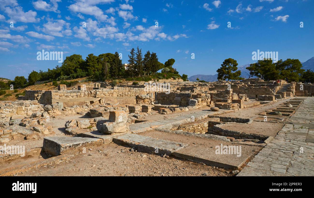 Morning light, blue sky, white clouds, paved roads, ruins of buildings ...