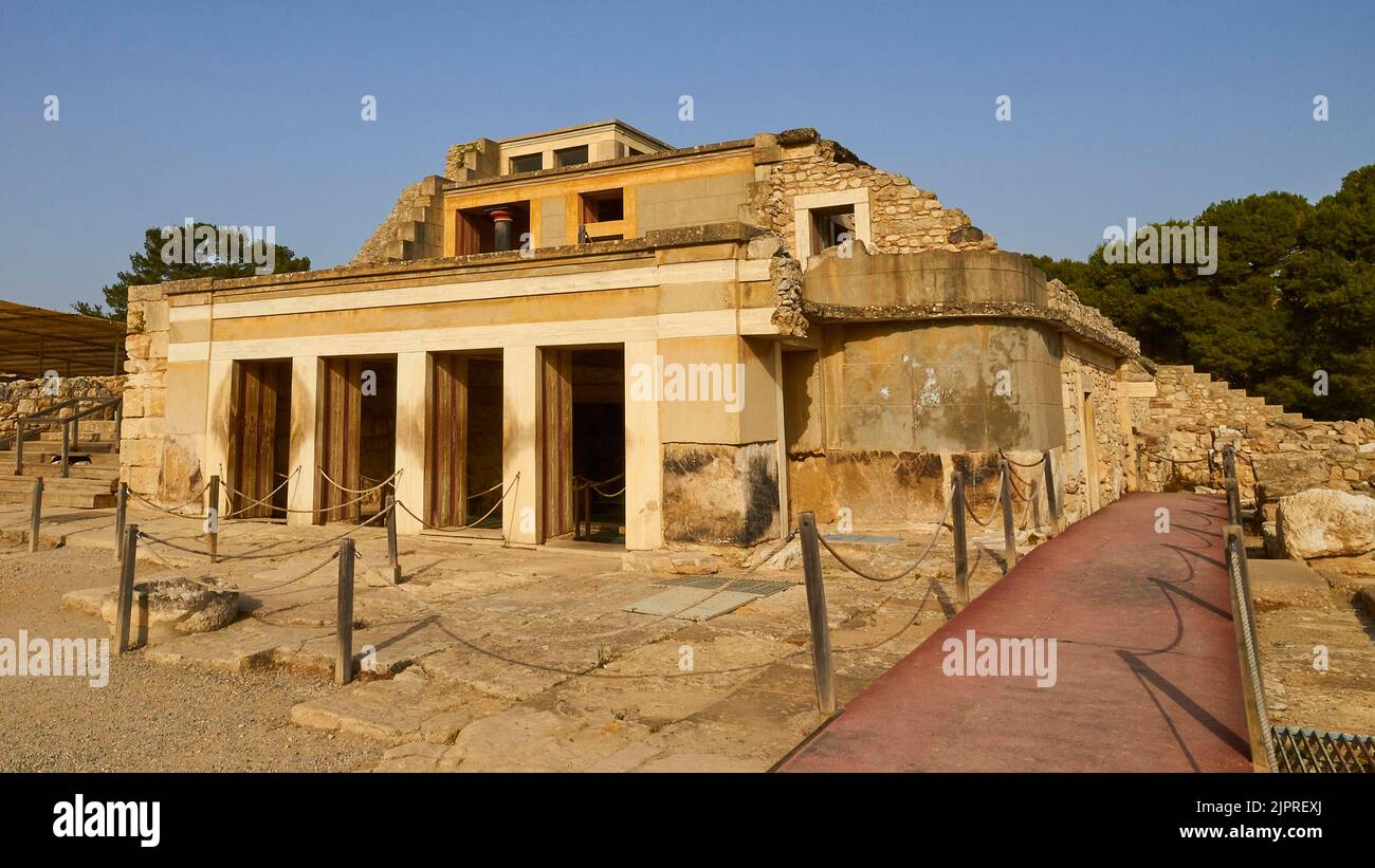 Knossos palace courtyard hi-res stock photography and images - Alamy