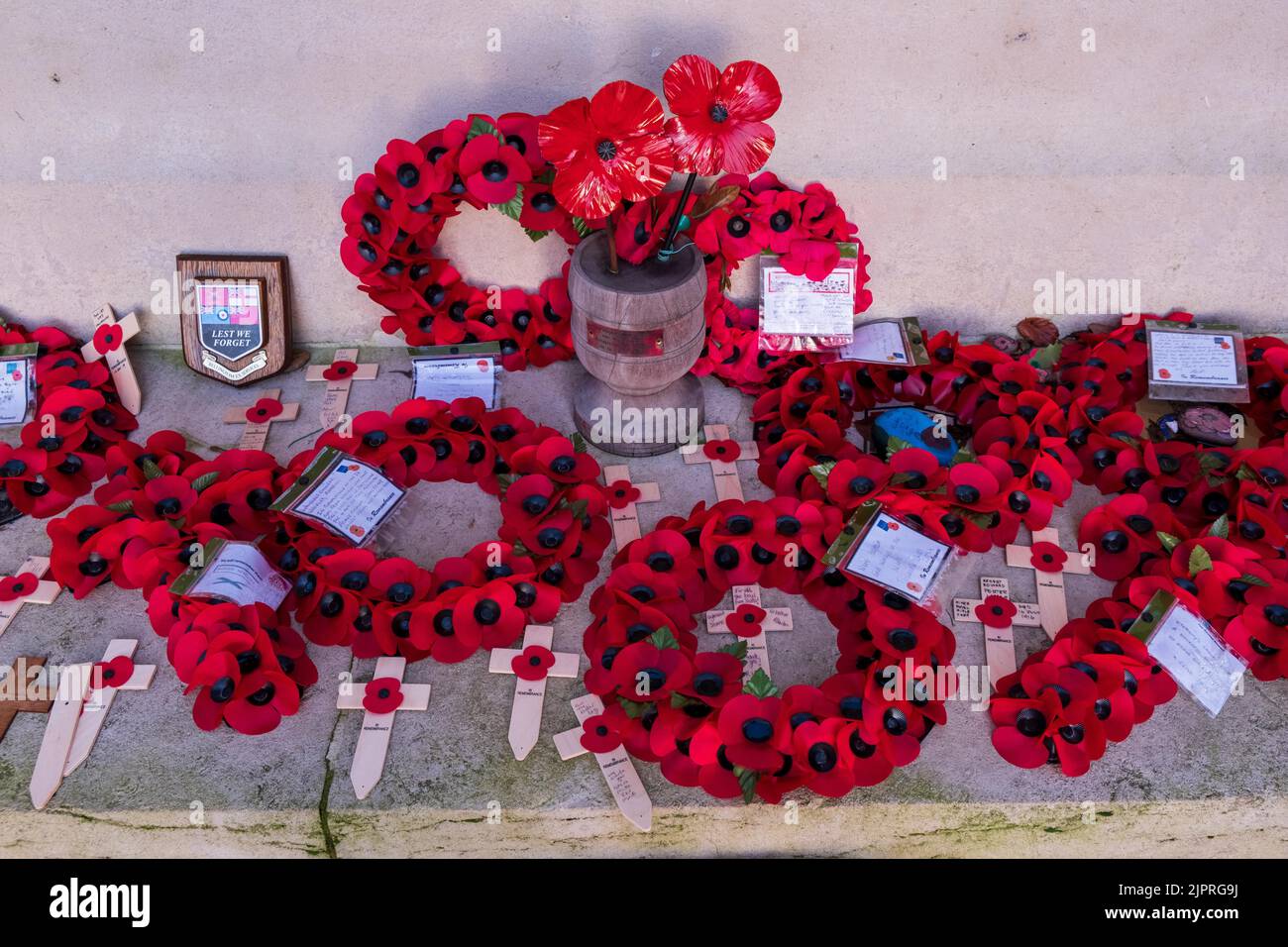 Poppy tributes at Thiepval Memorial to the Missing of the Somme 07 ...