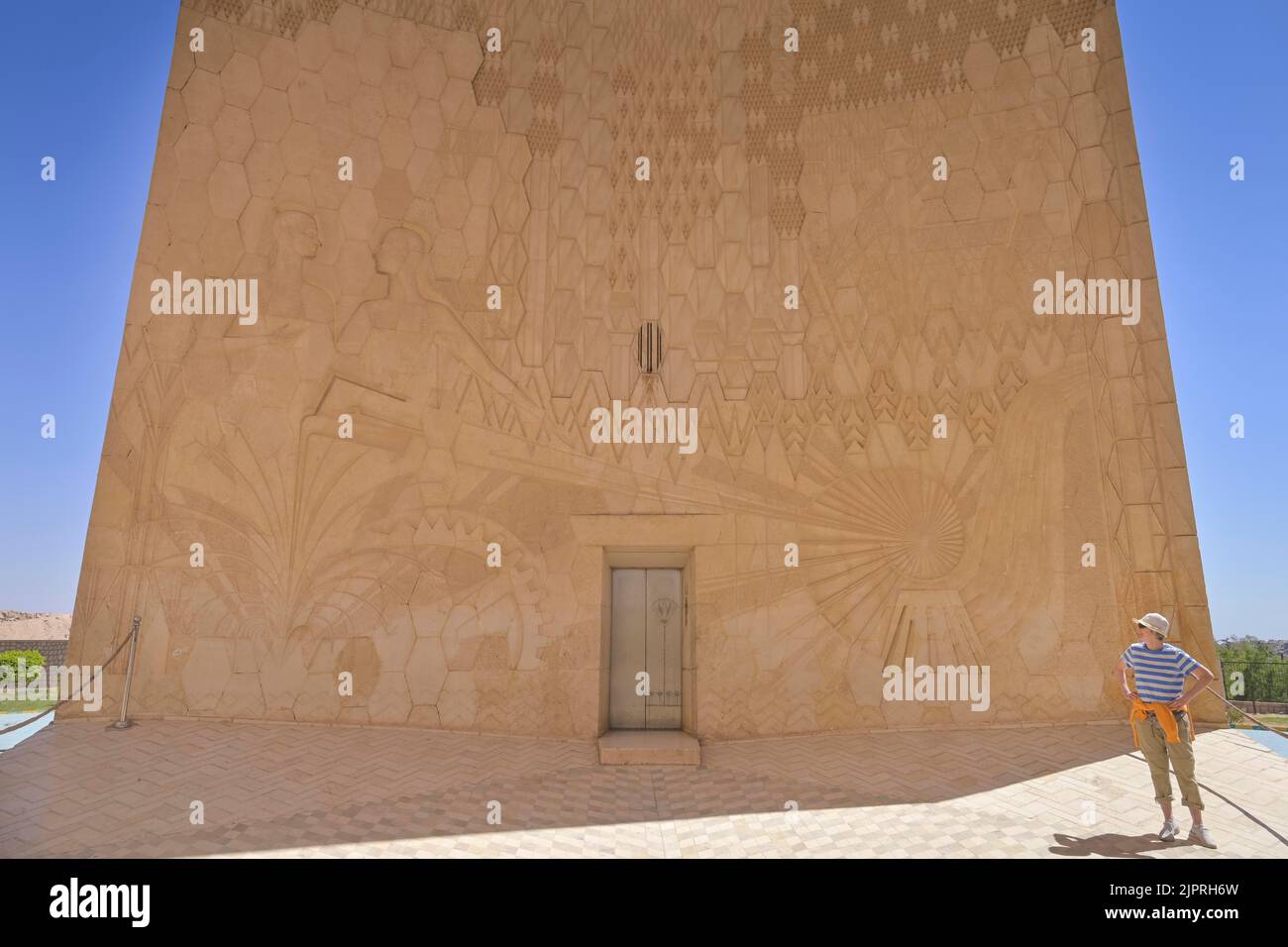 Monument Egyptian-Soviet friendship, joint construction Aswan Dam ...