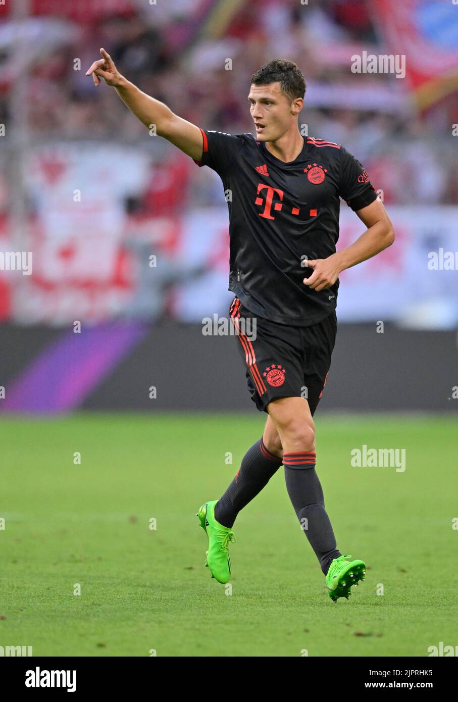Benjamin Pavard FC Bayern Munich FCB, gestures, calls for ball. Allianz ... Benjamin Pavard FC Bayern Munich FCB, gestures, calls for ball. Allianz ...