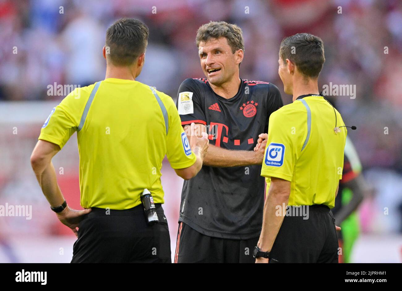 Referee Harm Osmers in conversation with Thomas Mueller FC Bayern ...