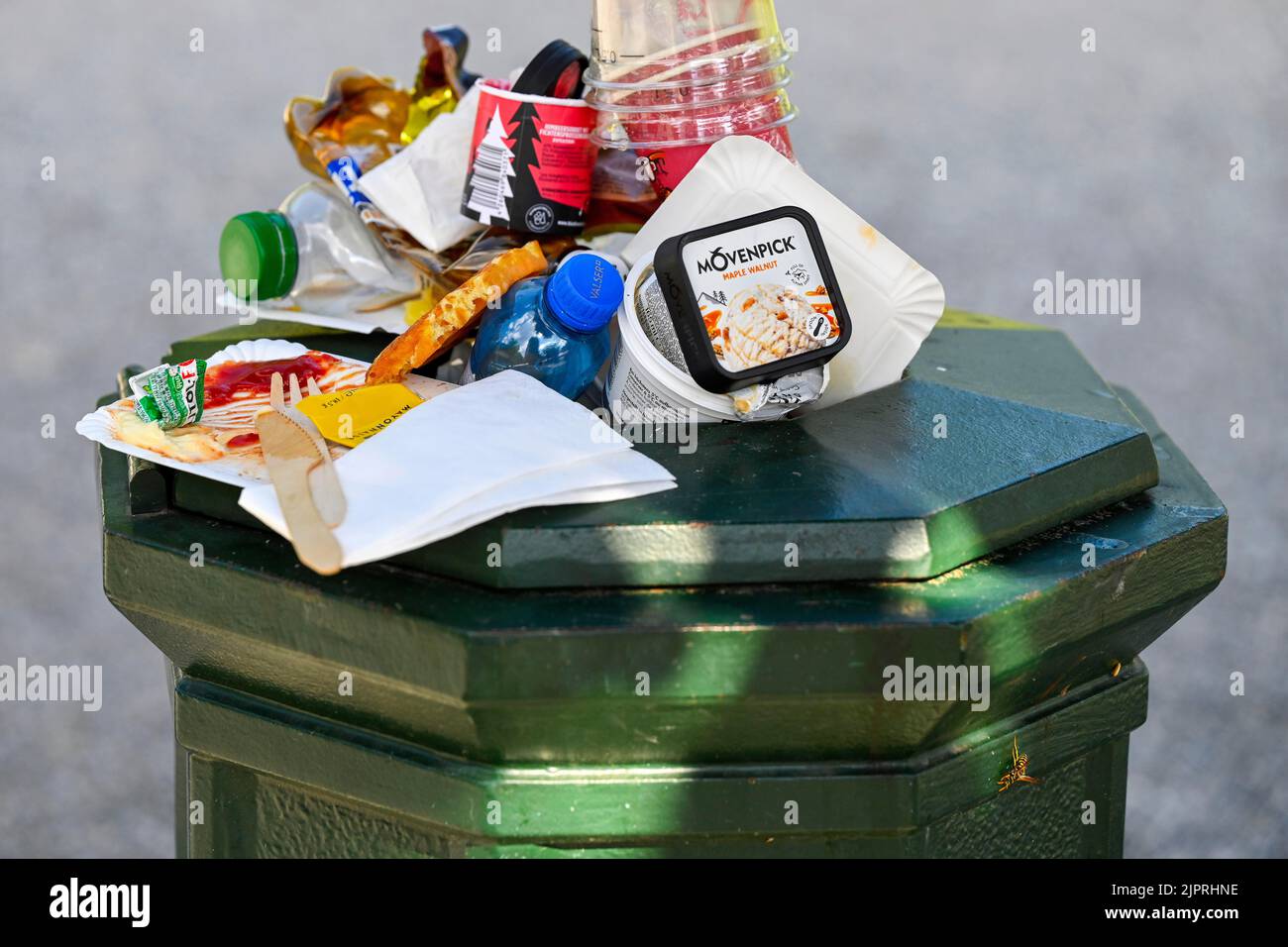 Waste bin overfilled Stock Photo - Alamy