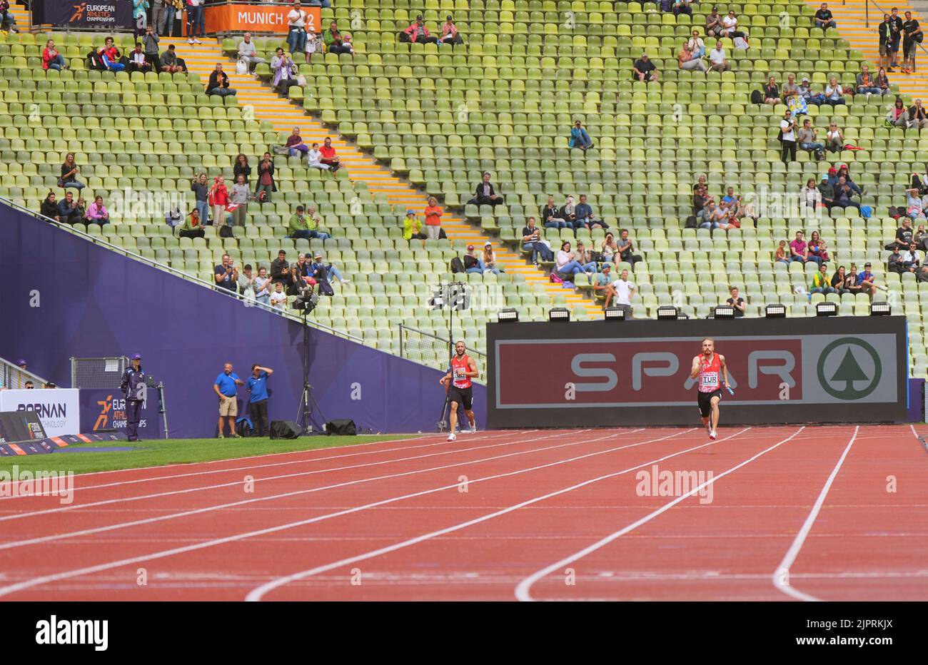 Runner track pose hi-res stock photography and images - Alamy
