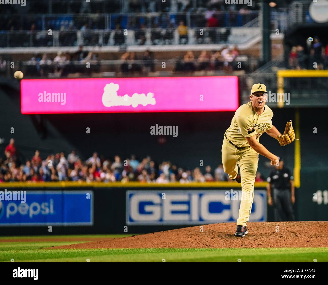 Arizona Diamondbacks pitcher Kevin Ginkel (37) throws against the St ...