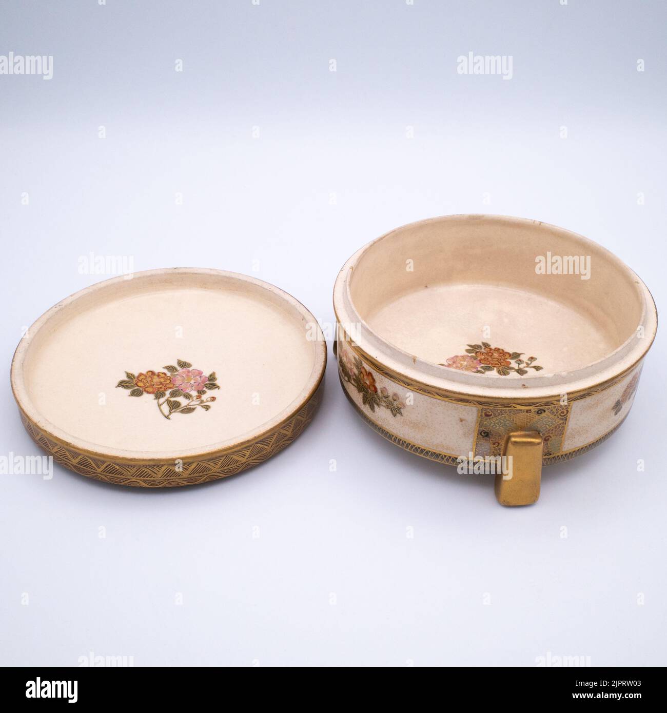 Fine Antique Japanese Satsuma Tripod Box and Cover by Kitamura Yaichiro ...