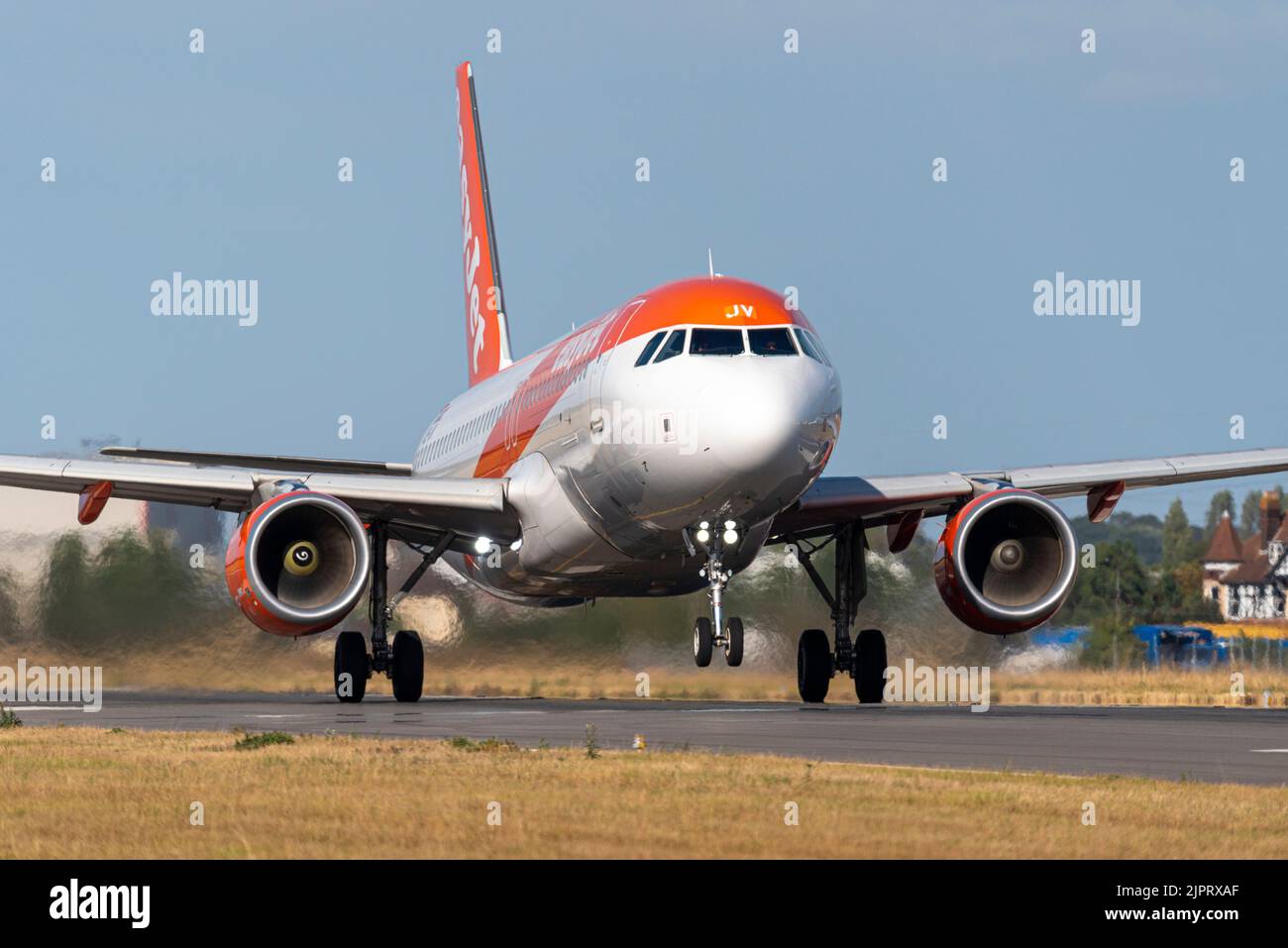 easyJet Airbus A320 airliner jet plane OE-IJV taking off from London ...