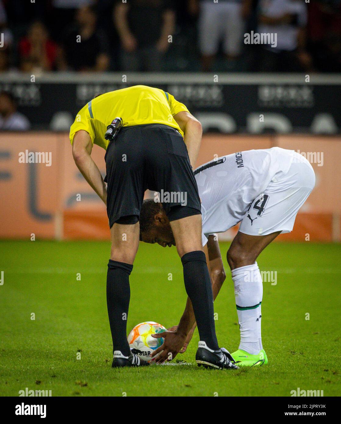 Alassane Plea (BMG) legt sich den Ball zum Elfmeter Borussia ...