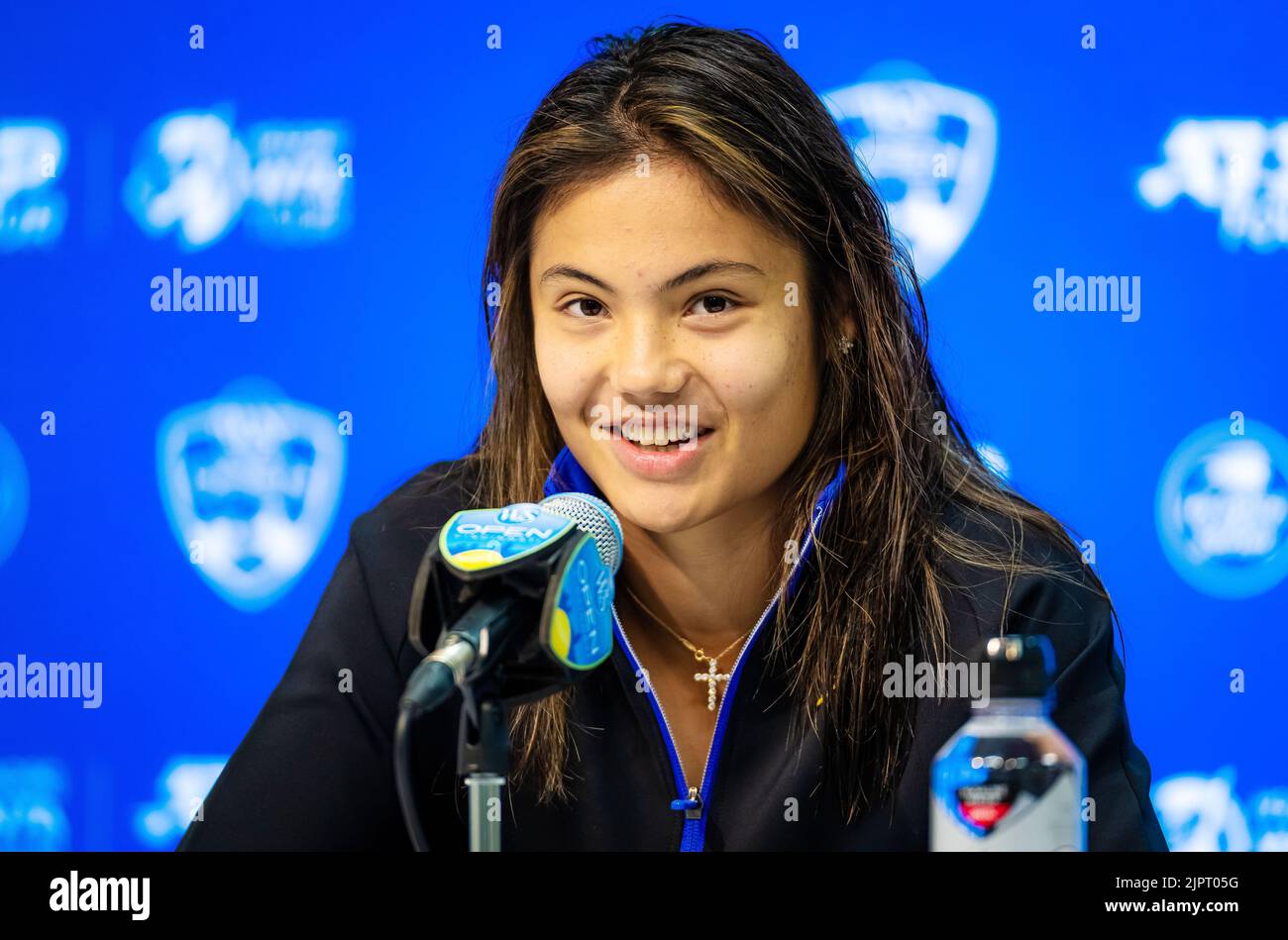 Emma raducanu 2022 august hi-res stock photography and images - Alamy