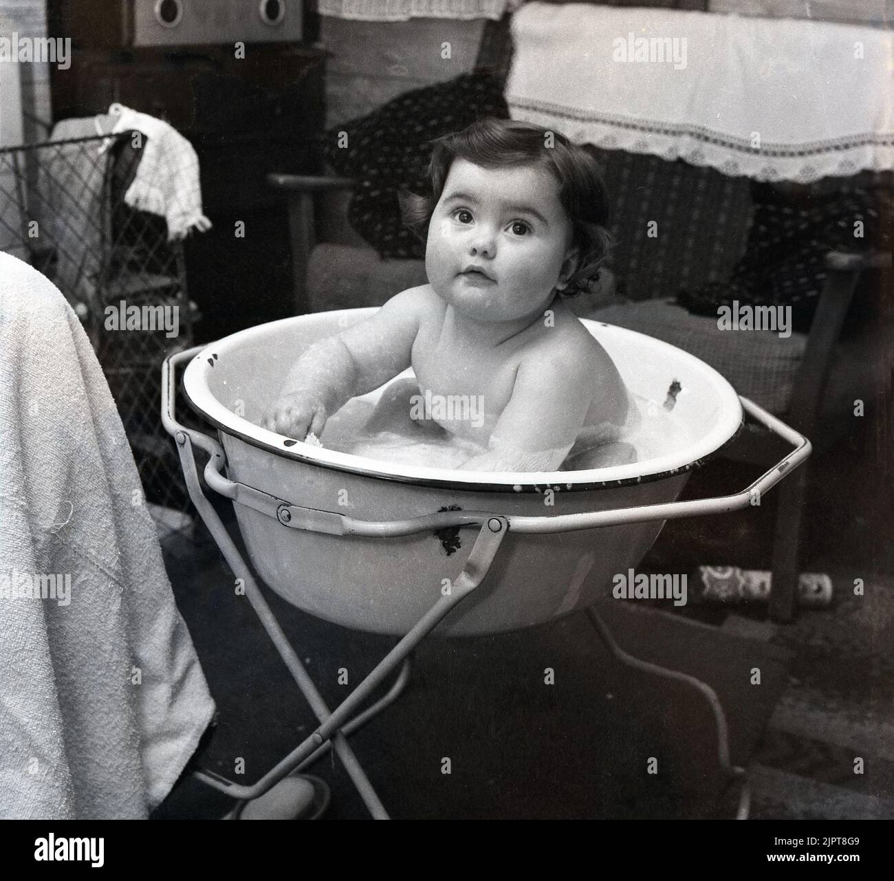 Bathtime 1960s hi-res stock photography and images - Alamy