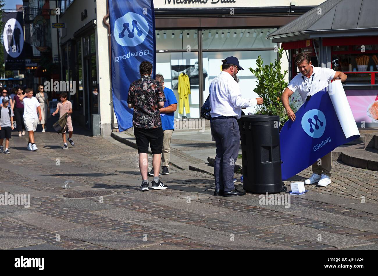 Campaign workers and politicians from the Moderate party (In swedish ...