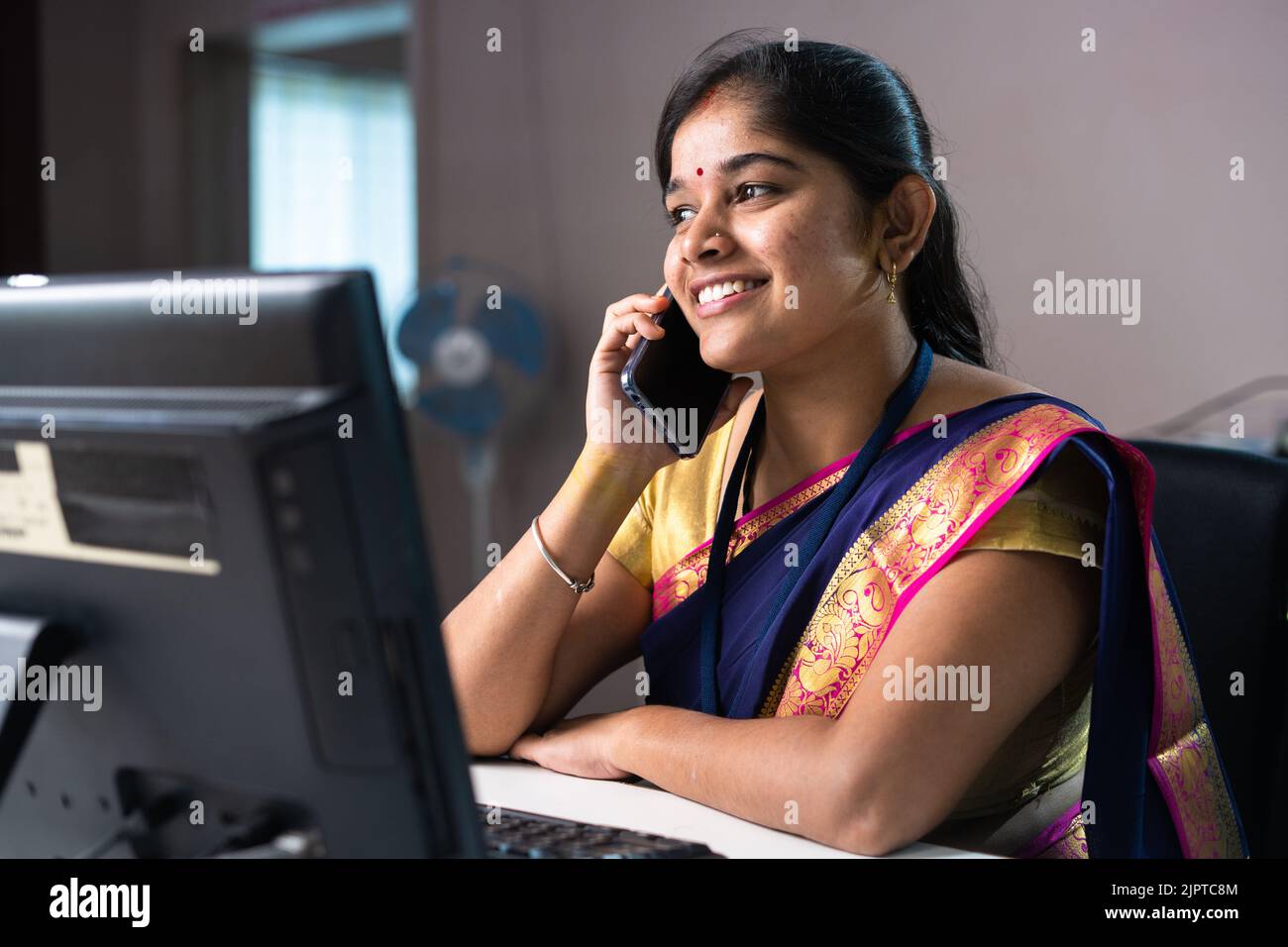 Women talking to bank employee hi-res stock photography and images - Alamy