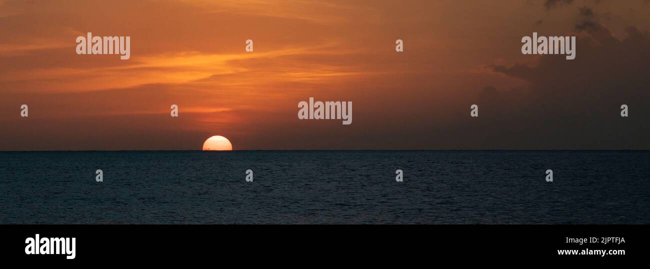 Sun setting above horizon hi-res stock photography and images - Alamy