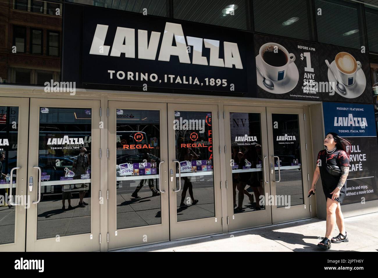 Regal cinemas 19 hi-res stock photography and images - Alamy