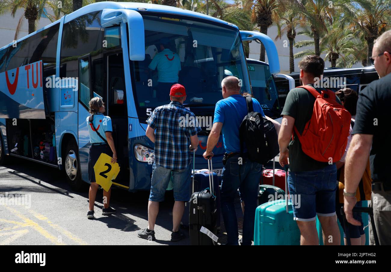 Palma, Spain. 20th Aug, 2022. Travelers line up in front of a TUI bus ...