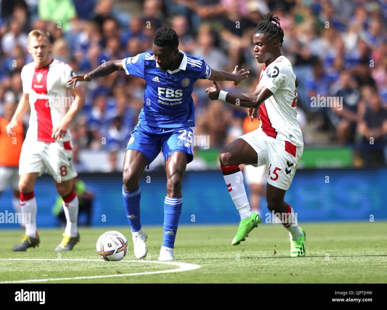 Leicester, UK. 20th Aug, 2022. Wilfred Ndidi (LC) Romeo Lavia (S) at ...
