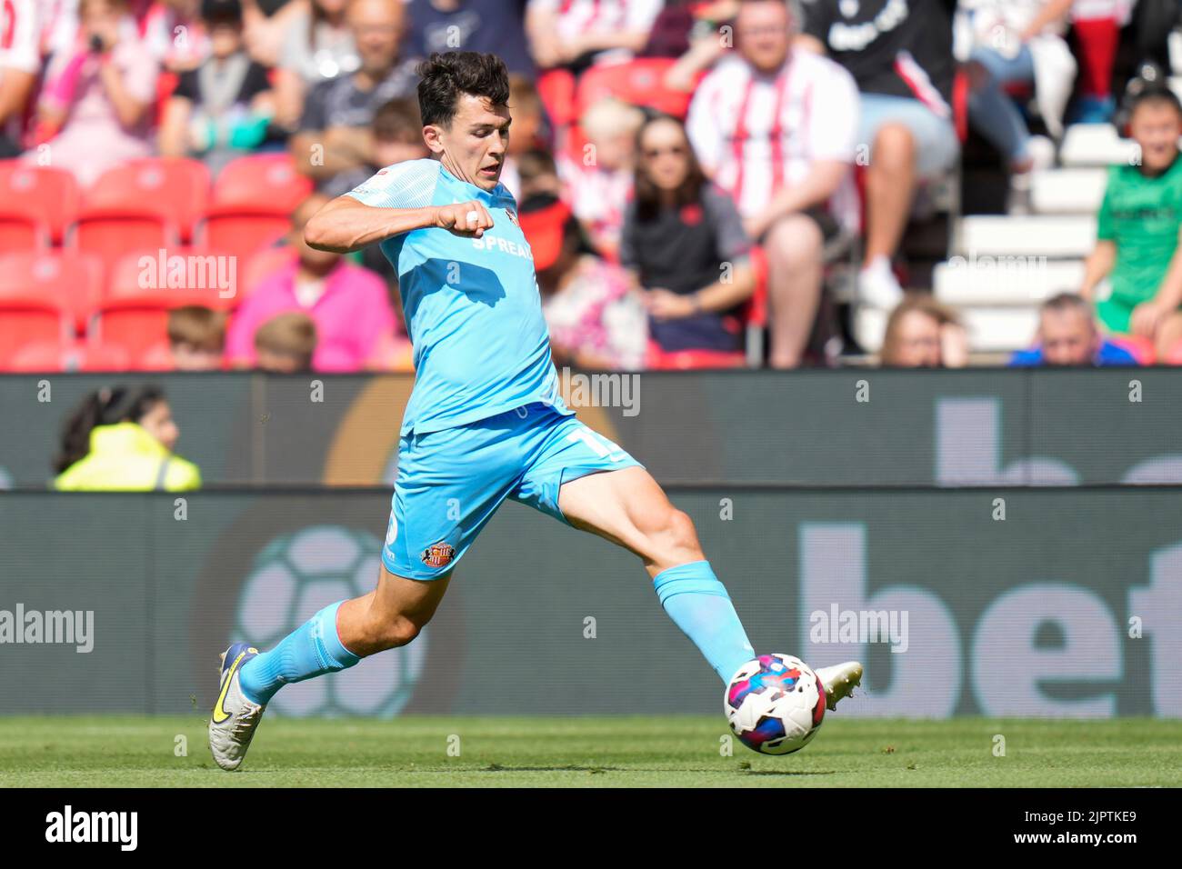 Luke O'Nien #13 of Sunderland stretches for the ball Stock Photo - Alamy
